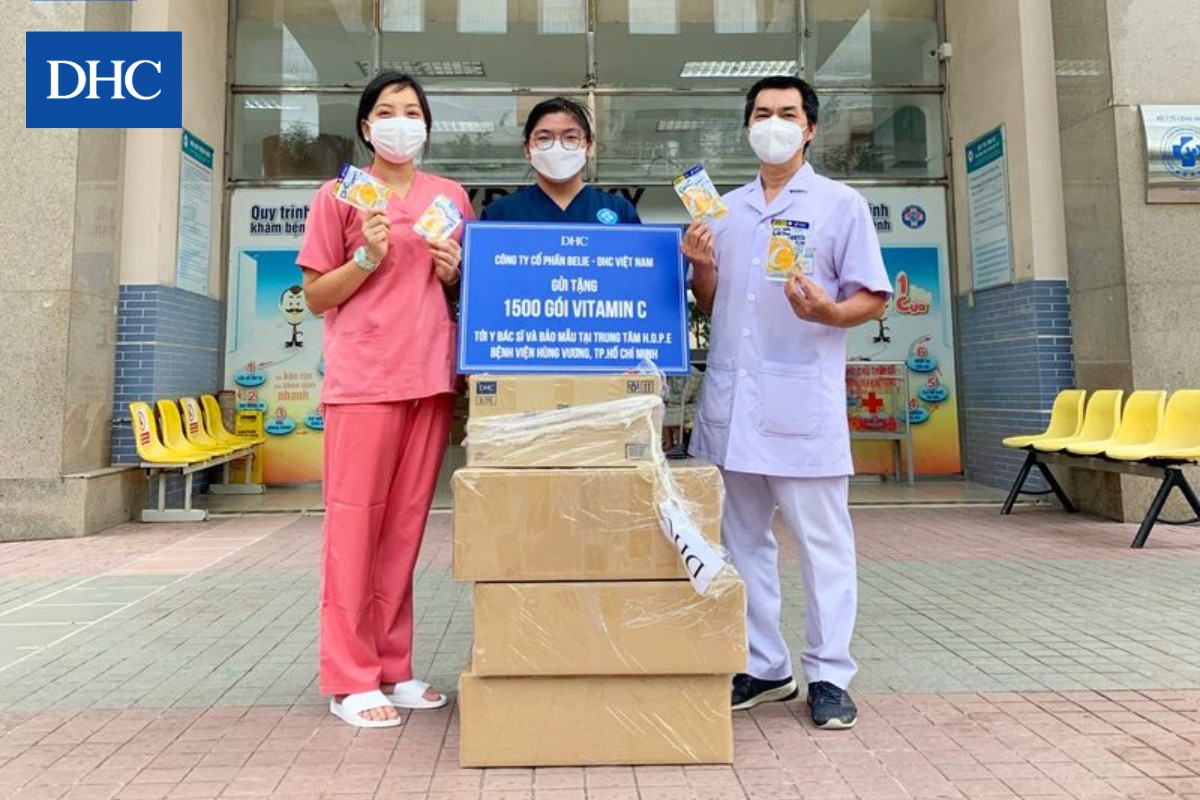 DHC Việt Nam tặng 1500 gói vitamin C cho bệnh viện Hùng Vương TP. HCM